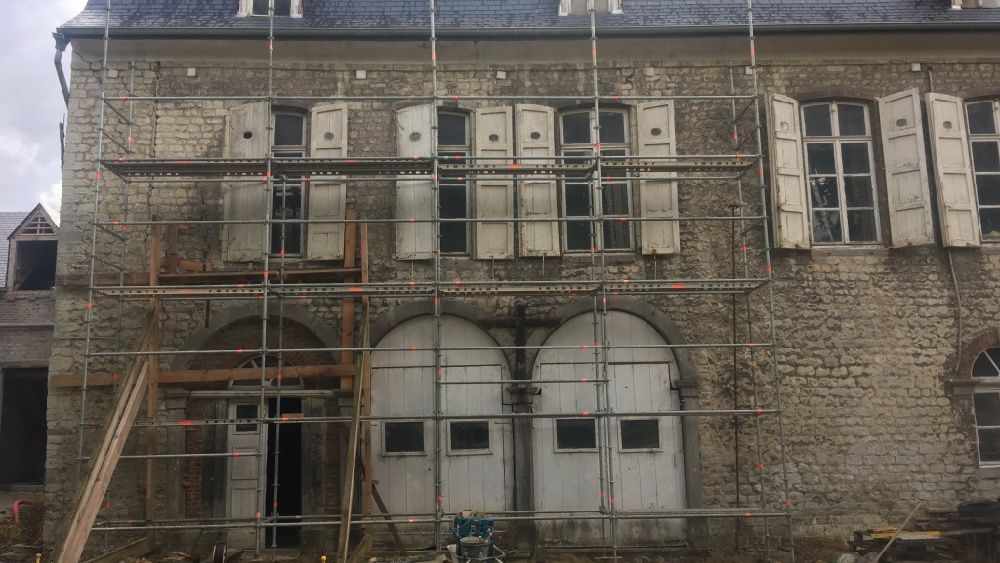 restauration d'une façade du château de Houtain-le-val