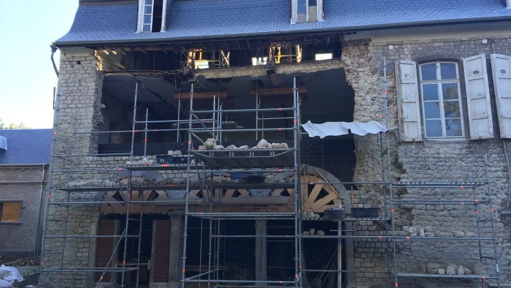 restauration d'une façade du château de Houtain-le-val